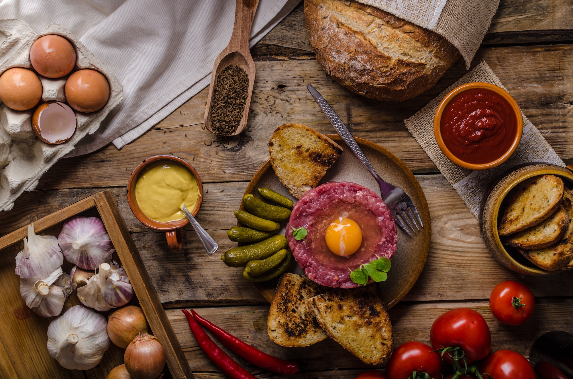 Dégustez un tartare de boeuf aux câpres et aux échalotes pour un repas ...